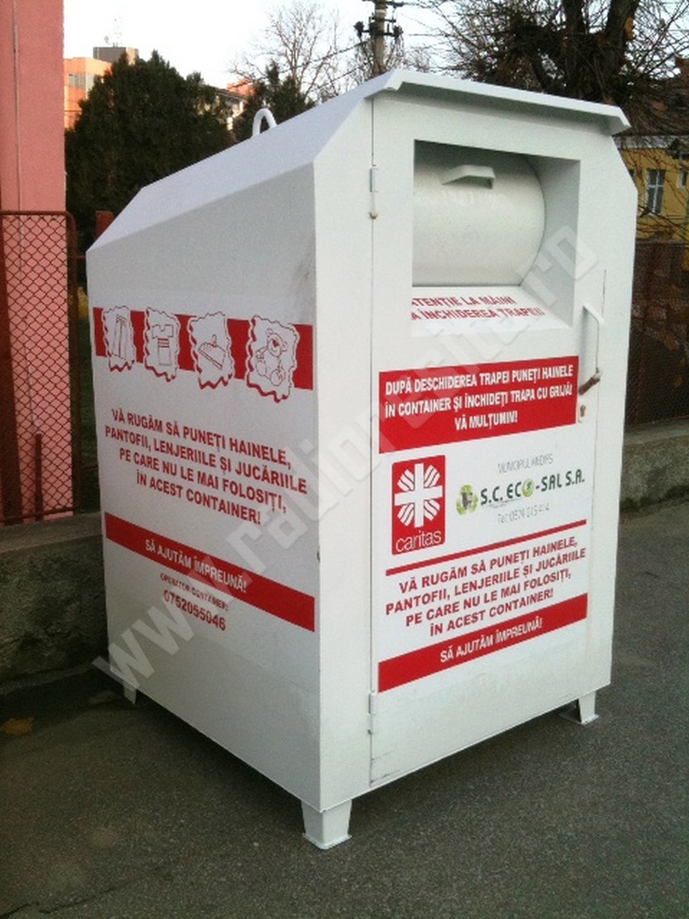Containere selective pentru haine vechi » Radio România Reșița